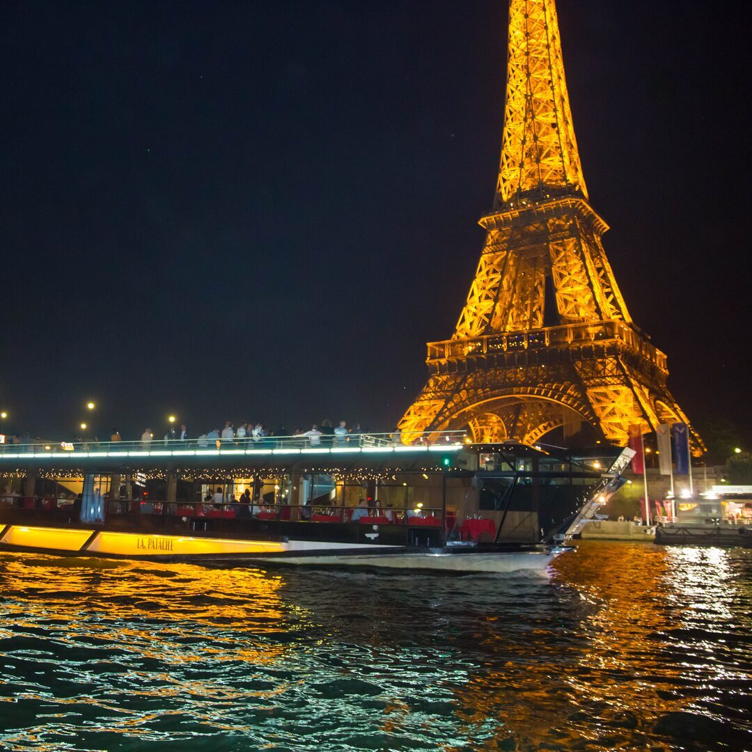 Bateaux-Mouches • Croisière de Nuit sur la Seine à Paris