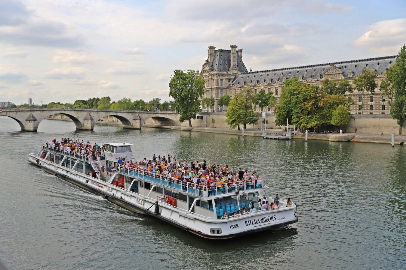 Seine Cruise Comparison: Bateaux-Mouches vs Bateaux Parisiens - Choices ...