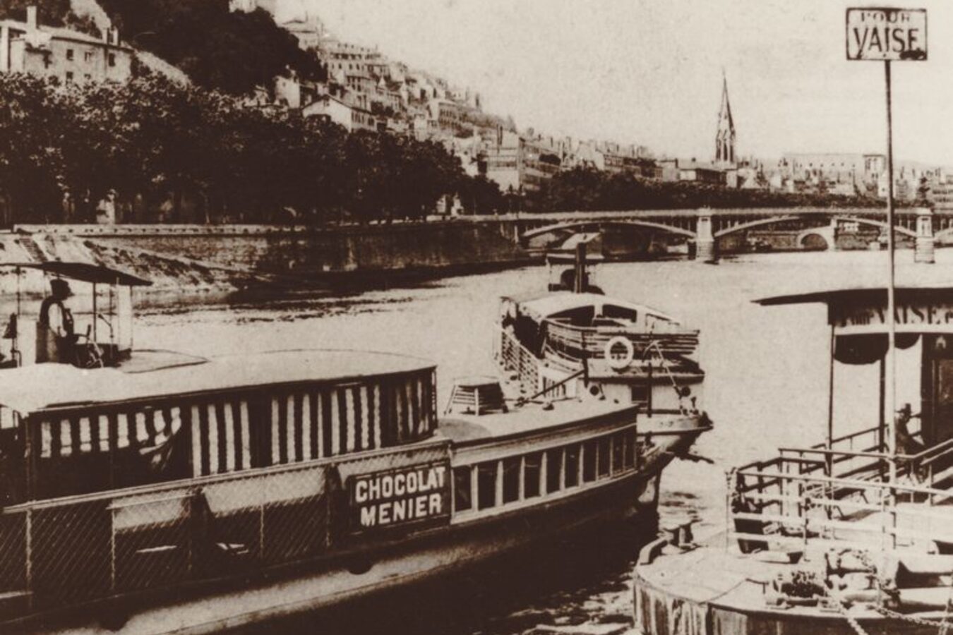 Seine Cruise Comparison: Bateaux-Mouches vs Bateaux Parisiens - Choices and Tips • Come to Paris