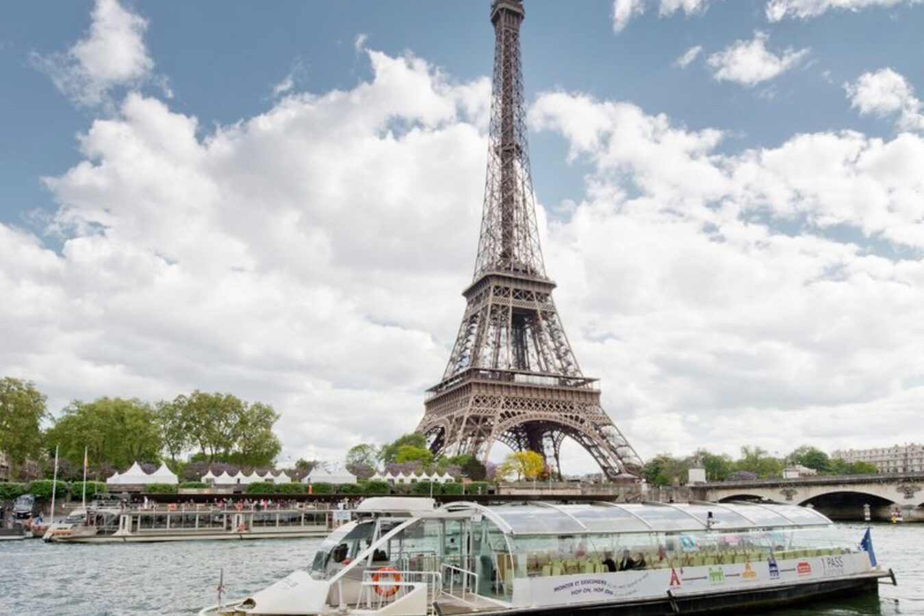 Seine Cruise Comparison: Bateaux-Mouches vs Bateaux Parisiens - Choices and Tips • Come to Paris