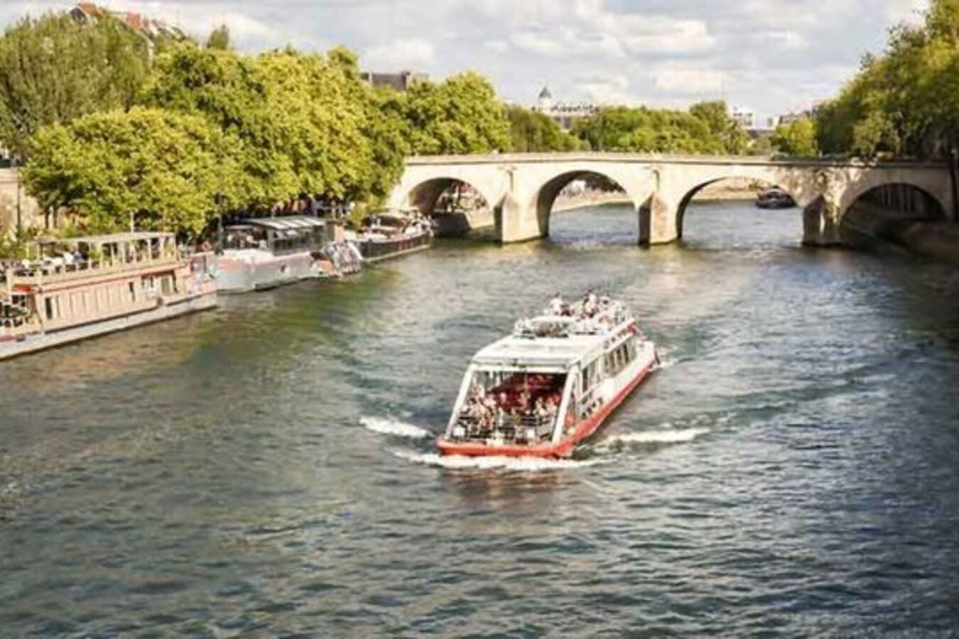 Seine Cruise Comparison: Bateaux-Mouches vs Bateaux Parisiens - Choices and Tips • Come to Paris